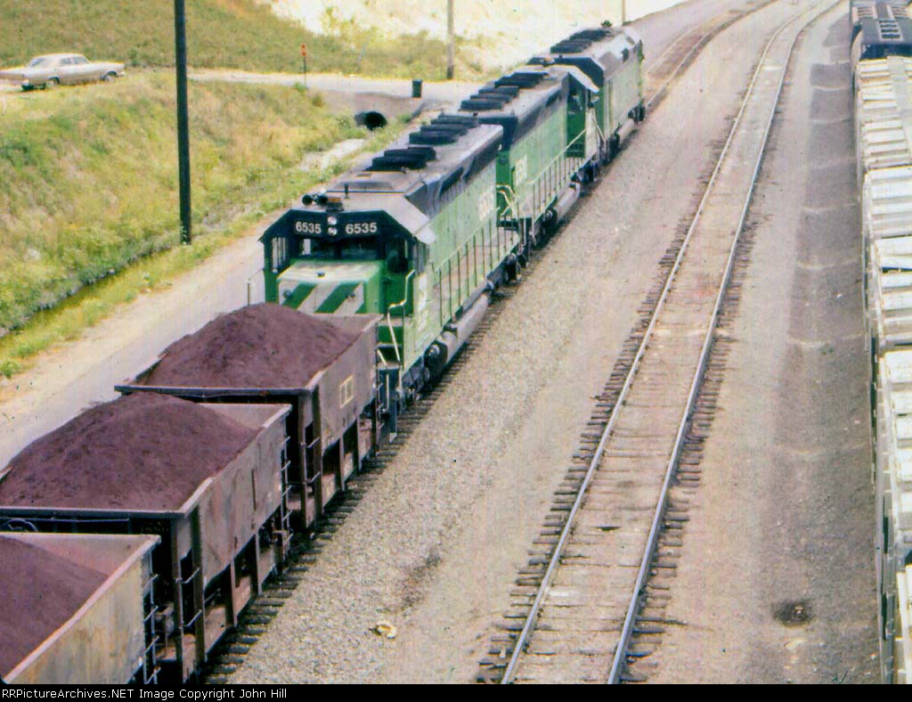 1015-31a Eastbound BN ore train at Northtown Yard